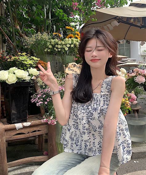 베이지하루 [당일발송 무료배송] 스퀘어넥 스모크 밴딩 나시 민소매 서스펜더 여름 여성 여자 블라우스 플라워 프린트 꽃무늬 탑 상의 봄 간절기 바캉스룩 리조트룩 여행 비치