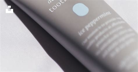 흰색과 파란색 라벨이 붙은 병 사진 Unsplash의 무료 관 이미지