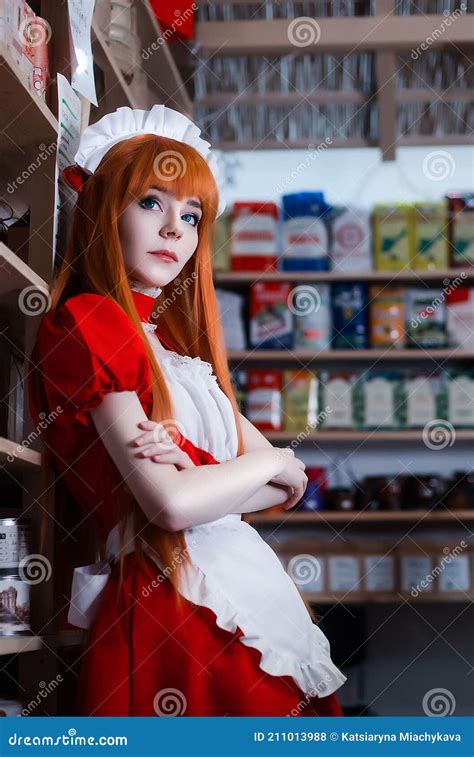 穿着红色衣服的年轻女仆服装肖像 库存照片 图片 包括有 汉语 和服 女性 管理 工作 礼服 211013988