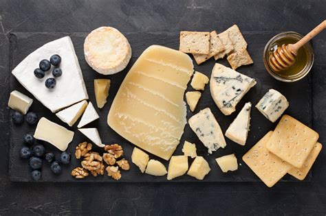 어두운 돌 접시에 치즈 요리를 맛 와인과 낭만적인 날짜 콘크리트에 치즈 조제 식품 상위 뷰 과일에 대한 스톡 사진 및 기타 이미지 Istock