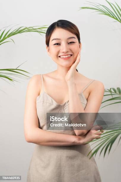 흰색 배경에 그녀의 주위에 녹색 잎을 서 아시아 행복한 여자의 초상화 건강한 생활방식에 대한 스톡 사진 및 기타 이미지