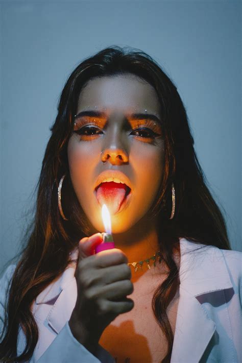 손에 촛불을 들고 있는 여자 사진 Unsplash의 무료 사람의 이미지