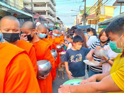 Dvb ထိုင်း မြန်မာနယ်စပ် မဲဆောက်မြို့က ဆွမ်းဆန်စိမ်းလောင်းလှူပွဲ ဓာတ်ပုံ