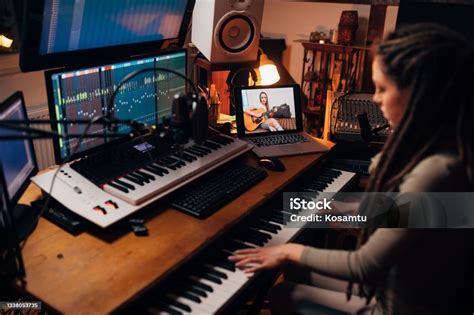 여성 뮤지션 벤드에서 동료와 화상 통화를 가지고 그녀에게 자신의 새로운 노래에 대한 멜로디를 제시 20 24세에 대한 스톡 사진 및 기타 이미지 Istock