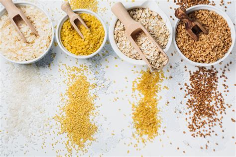 시리얼 조각 쌀 기장 메 밀 오트밀의 다양 한 밝은 나무 배경에 흰색 세라믹 그릇 Superfood 최고의 볼 수 있습니다 가정 주방에 대한 스톡 사진 및 기타 이미지