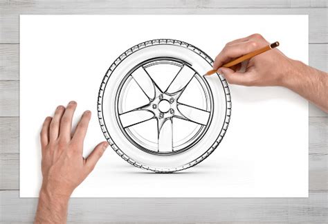그들은 흰 종이에 연필로 자동차 타이어를 그릴 때에 두 남자 손을 보기 닫기 디자인에 대한 스톡 사진 및 기타 이미지 디자인