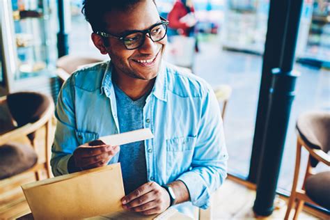 실내 편지의 내용에 대해 진심으로 행복 세련된 안경에 잘 생긴 쾌활한 사업가의 자른 이미지 성숙한 웃는 남성 사람 즐기는 시간 에 앉아 나무 테이블 에 아늑한 카페 40