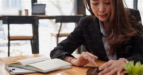 비즈니스 기술 개념 사무실에서 스마트폰에 메시지를 보내는 여성의 초상화 사진 Unsplash의 태국 이미지