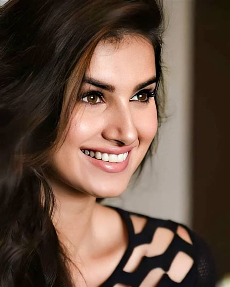 Tara Sutaria Hd Wallpaper