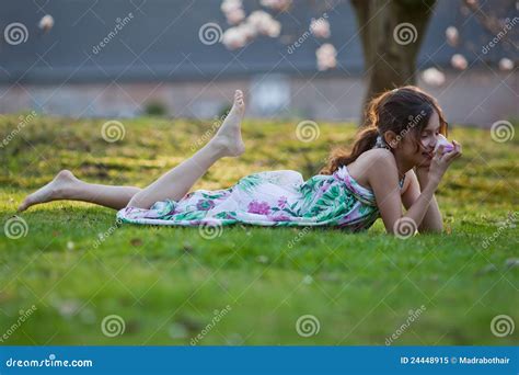 Het Leuke Meisje Ligt Dromerig In Het Gras Stock Afbeelding Image Of