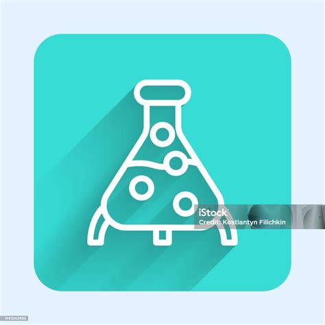 긴 그림자로 격리 된 화이트 라인 테스트 튜브 및 플라스크 화학 실험실 테스트 아이콘 실험실 유리 제품 기호 녹색 정사각형