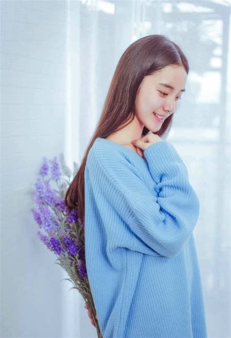 国模漂亮清纯美女蓝衣长发小露香肩优美私房写真