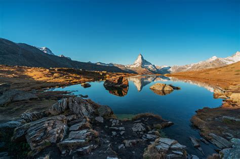 배경에 마테호른 세르비노 피크와 함께 스텔리제 호수의 파노라마 아침 전망 스위스 알프스 체르마트 리조트 스위스 유럽의 인상적인 가을 장면 0명에 대한 스톡 사진 및 기타