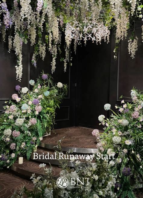 비엔티컨벤션 🌹모두주목 영화보다 더 설레는 순간 오늘의 하이라이트 신부님의 런웨이가 지금부터 시작됩니다 신부님 꽃길만 걷자고🙌 비엔티가 준비한 이 화려한 꽃