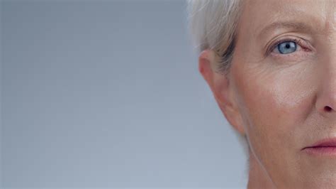 초상화 반 그리고 회색 배경에 화장품 치료 또는 피부과를 위해 스튜디오에 있는 선배 여성의 스킨케어 얼굴 아름다움 및 노화 방지