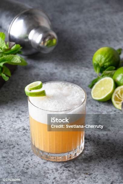 피스코 사워 칵테일 라임 달걀 흰자 시럽을 곁들인 위스키를 회색 유리에 수직 샷 0명에 대한 스톡 사진 및 기타 이미지 0명 가정 생활 가정 주방 Istock