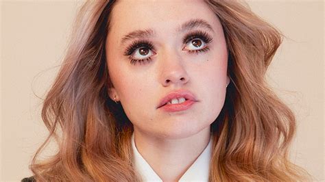 Aimee Lou Wood On How Sex Education Inspired Her To Go To Therapy Glamour Uk