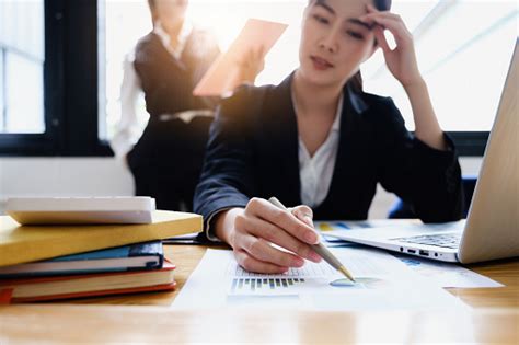 비즈니스 여성은 아침까지 열심히 일하고 프로젝트 마감일 동안 사무실에서 테이블에 피곤 스트레스 금융 계정 세금 감사 개념 검사 보기에 대한 스톡 사진 및 기타 이미지