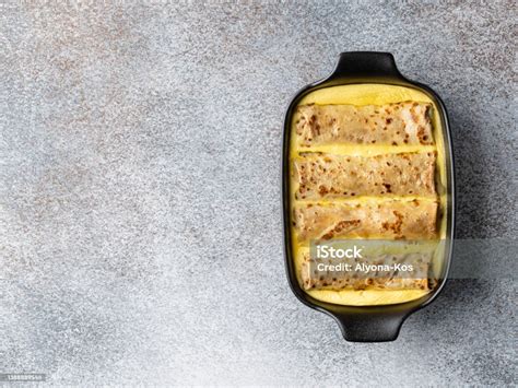 구운 크레페는 검은 세라믹 베이킹 형태로 계란과 우유 혼합물 으로 굴립니다 맨 위 보기입니다 공간을 복사합니다 얇은 팬케이크