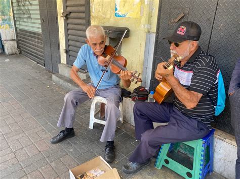 Melodías De La Avenida 20 El Violín Y El Cuatro Que Acompañan El