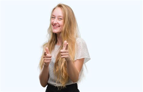 행복 하 고 재미 있는 얼굴로 카메라에 두더지 셔츠 가리키는 손가락을 입고 금발 십 대 여자 좋은 에너지와 느낌입니다 가리키기에 대한 스톡 사진 및 기타 이미지 Istock