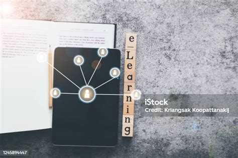 아이콘과 전자 학습의 나무 큐브 문자와 태블릿 교과서와 연필 웨비나 온라인 교육 과정 원격 학습 및 학습 인터넷 지식 기반의