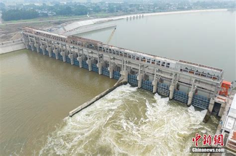 【岷江虎渡溪航電樞紐工程接入主網 首台機組即將發電】日前，位於四川省的岷江虎渡溪航電樞紐工程接入中國國家電網主網，首台機組預計2022年底投運