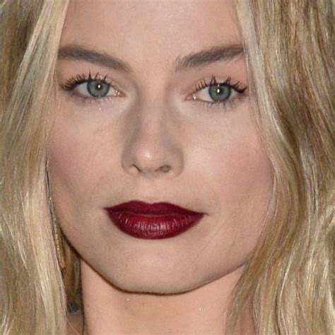 Margot Robbie Makeup Black Eyeshadow Gold Eyeshadow And Burgundy