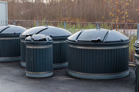 쓰레기 분리 수거를 위한 플라스틱 용기 쓰레기 분리수거를 위한 쓰레기통은 실외에서 뚜껑이 있습니다 생활 쓰레기 쓰레기 재활용 및 정원 쓰레기와 같은 쓰레기 가정 생활에 대한