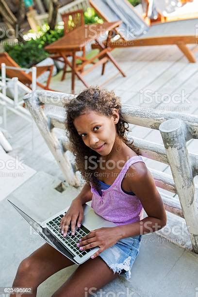 노트북을 사용하는 아프리카 계 미국인 소녀의 위의 보기 검은색에 대한 스톡 사진 및 기타 이미지 검은색 계단식 경작지 낮 Istock