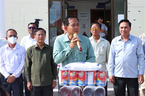 ឯកឧត្តម ងួន រតនៈ អភិបាលខេត្តកំពង់ធំ អញ្ជើញនាំយកអំណោយរបស់សម្ដេចតេជោ ហ៊ុន សែន