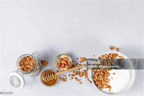 Ligth 회색 배경에 수제 오트밀 그라놀라 그릇 건강한 아침 식사 개념 유기농 귀리 아몬드 및 해바라기 씨앗 플랫 레이 메니 디자인 평면도 야쿠르트에 대한 스톡 사진 및