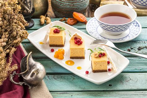 파란색 나무 테이블에 빨간 열매와 차 한 잔과 광장 얼 회색 희귀 치즈 케이크 갈색에 대한 스톡 사진 및 기타 이미지 갈색 건강한 식생활 과일 Istock