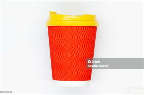 종이 커피 컵 노란색 플라스틱 뚜껑이있는 빨간 공예 종이 커피 컵 뜨거운 음료와 차가운 음료를 안전하게 마실 수있는 일회용 컵