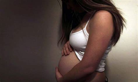 Έκανε σεξ με τον χρονο γιο της καλύτερής της φίλης Γέννησε το παιδί του και θα κάνει