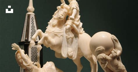 검은 색과 금색 검 입상을 들고 있는 황금 천사 사진 Unsplash의 무료 국립 에르미타주 박물관 이미지