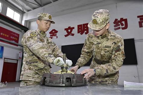 一睹为快直击装甲维修教学的火热现场 中国军网