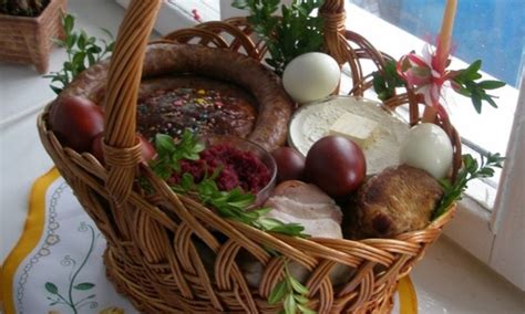 Що потрібно класти у великодній кошик що освячують на Великдень в церкві збираємо великодній