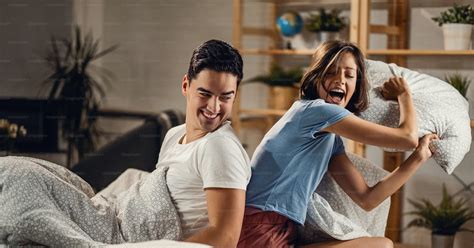 침실에서 베개 싸움을 하는 동안 즐거운 시간을 보내는 젊은 행복한 커플 사진 Unsplash의 사람 이미지