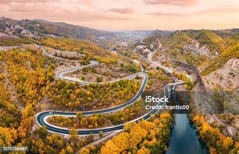 발칸 그리스의 가을 숲에서 베네티코스 강과 뱀 고속도로 도로의 공중 파노라마 보기 자연 공원 및 교통 인프라 0명에 대한 스톡 사진 및 기타 이미지 Istock