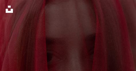 머리에 빨간 베일을 쓴 여자 사진 Unsplash의 무료 유행 이미지