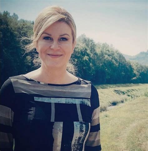 Тајната на кошулата на КОЛИНДА ГРАБАР која чини 1350 долари и веќе ја нема во продажба