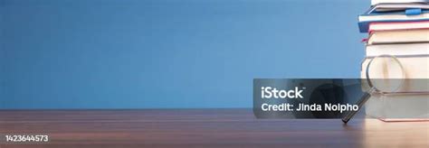 학교 또는 대학의 정보 라이브러리에있는 나무 책상에 돋보기가있는 책을 쌓아 올리는 책 교육 독서 연구 복사 공간 및 배너 배경에 대한 개념 0명에 대한 스톡 사진 및 기타
