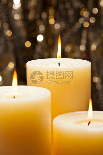 三个蜡烛点燃纺织品柱状礼物紫色织物浪漫烛光丝绸火焰高清图片下载 正版图片320827804 摄图网
