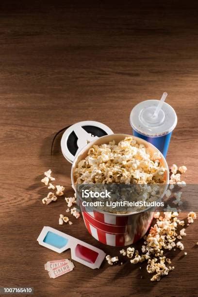 나무 테이블에 팝콘 소 다 음료 3d 안경 및 Retor 영화관 티켓 종이 양동이의 보기 닫기 0명에 대한 스톡 사진 및 기타 이미지 Istock