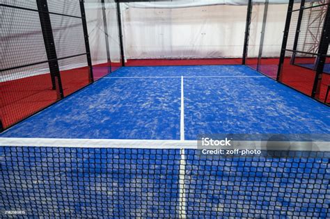 파란색 표면과 흰색 선이 있는 실내 패들 코트는 보호 그물과 밝은 빨간색 바닥이 특징입니다 0명에 대한 스톡 사진 및 기타 이미지 Istock