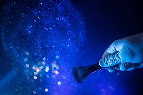 빛과 연기와 어두운 배경에 화장품 파우더와 함께 손에 메이크업 브러쉬 파우더 스플래시 온 다크 접사 촬영에 대한 스톡 사진 및 기타 이미지 Istock