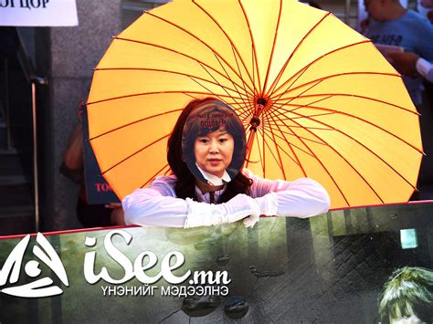 ФОТО Эрүүл мэндийн яамны гадна иргэд жагсаж байна Isee Mn