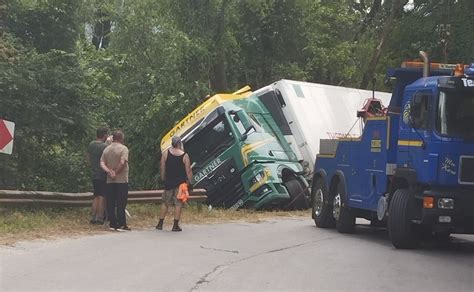 От последните минути Затвориха пътя към Вършец заради спасителни дейности снимки