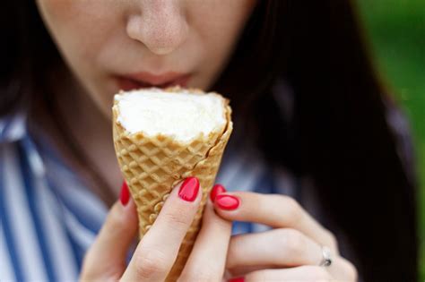 긴 흐르는 머리를 가진 젊은 아름 다운 소녀 아이스크림을 먹는다 밝은 화창한 날 자연 배경입니다 소프트 포커스 아이스크림 클로즈업 갈색 머리에 대한 스톡 사진 및 기타